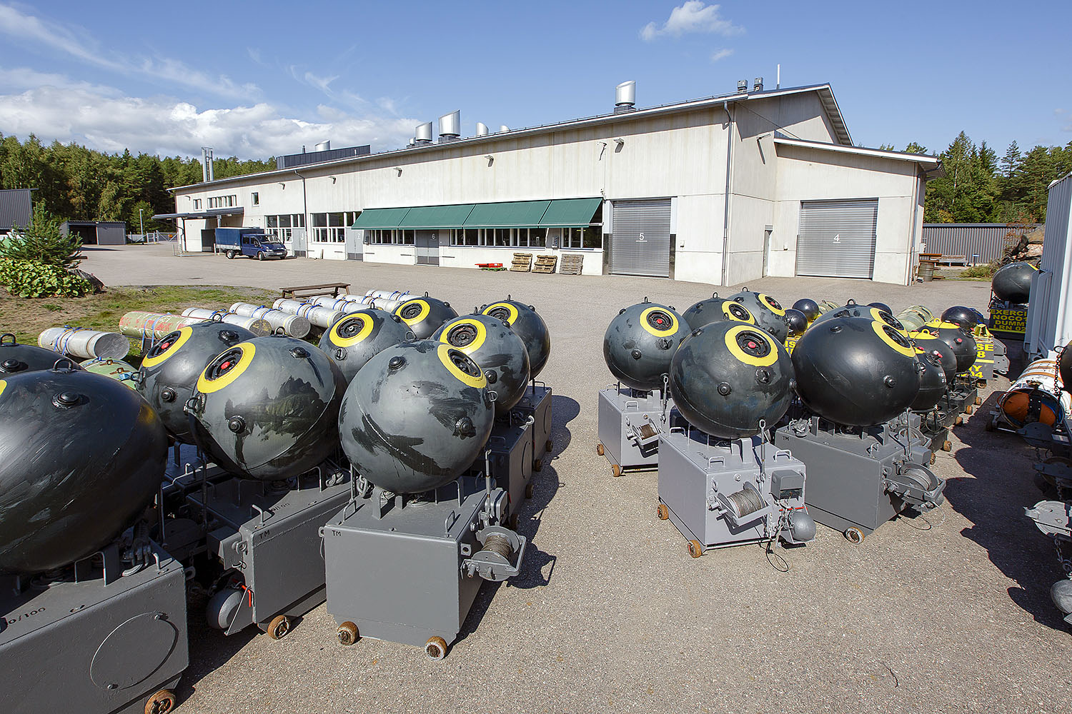 Täällä huolletaan merimiinoja - Tekijä