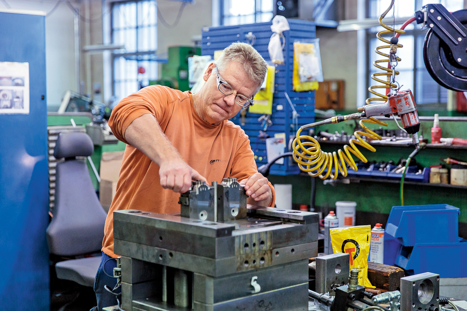 Mannerin konepajalla pyörät pyörivät - Tekijä